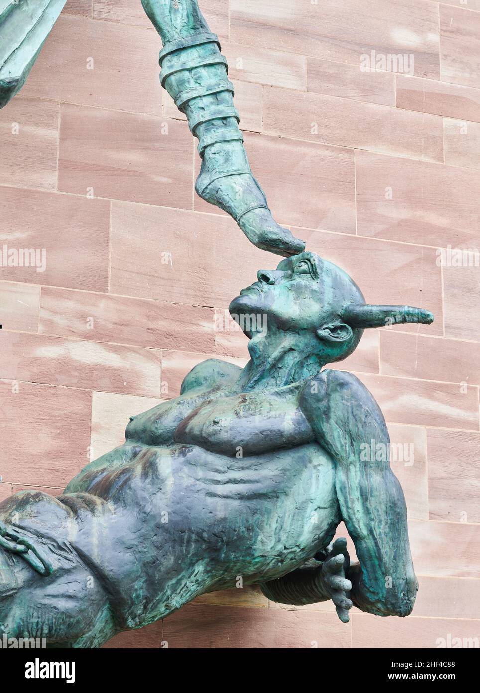 Der Engel St. Michael besiegt den Teufel, Luzifer, in der Epstein ...