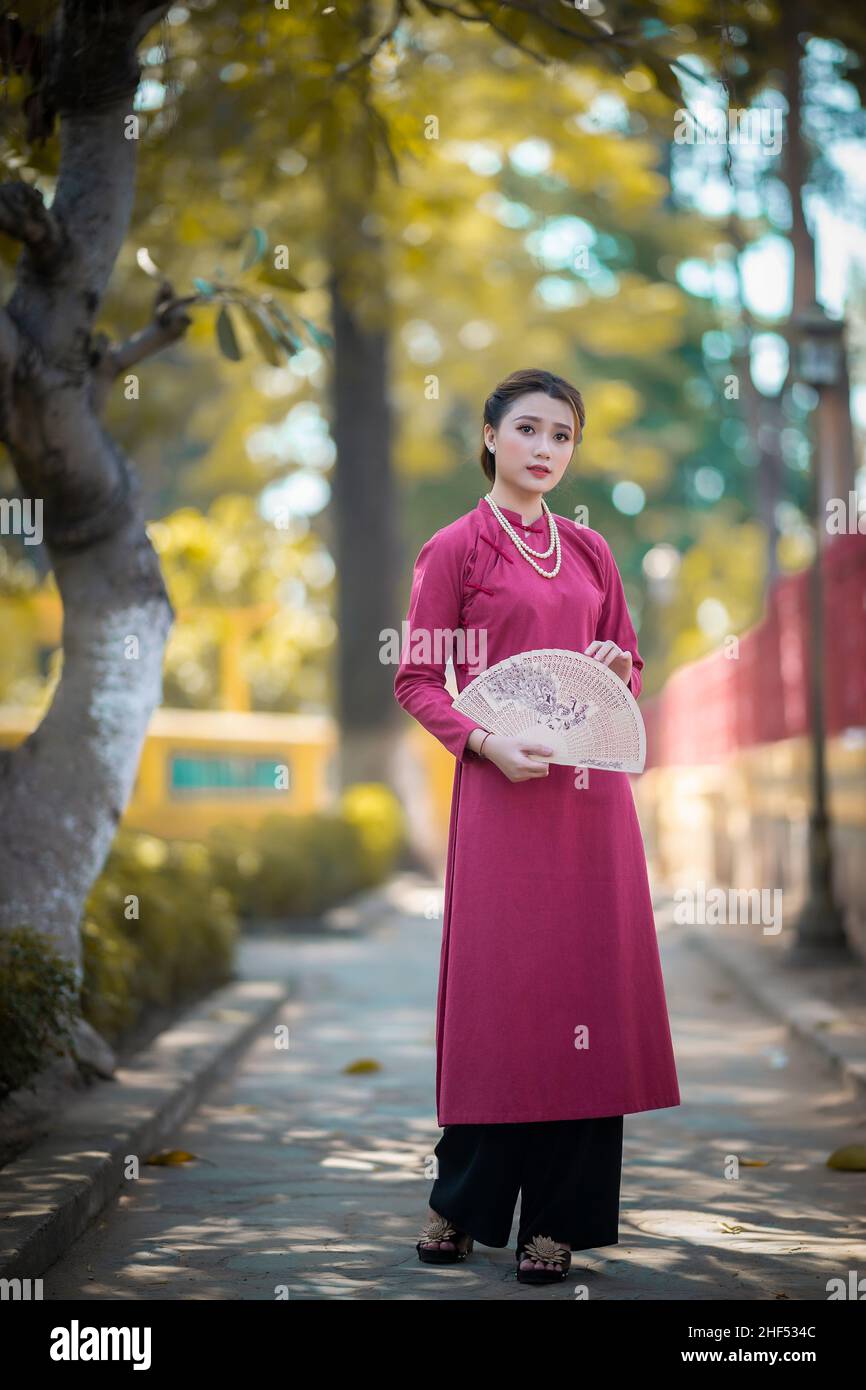 Ho Chi Minh City, Vietnam: Portrait Frauen in rosa AO dai Vietnam, die ...