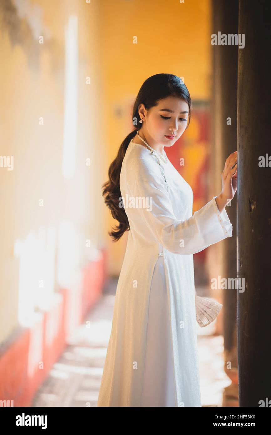 Ho Chi Minh City, Vietnam: Portrait Frauen in weiß AO dai Vietnam, die ...