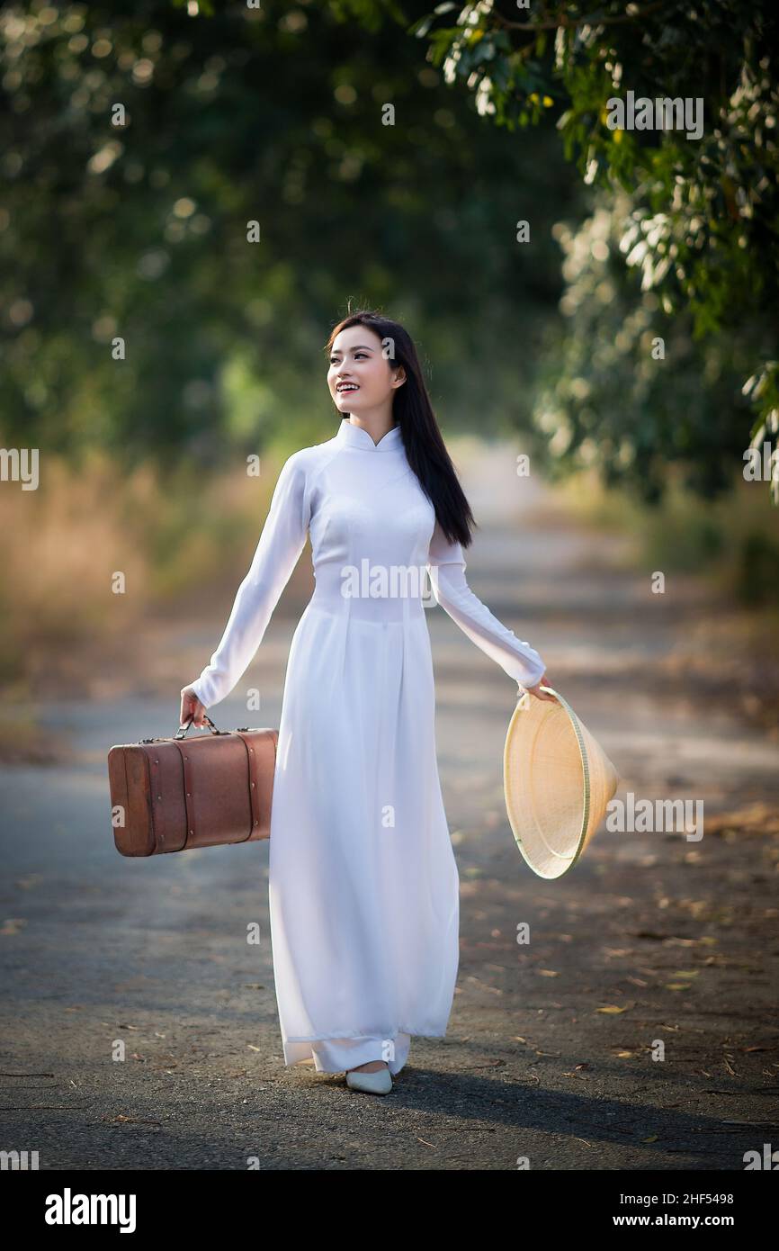 Ho Chi Minh City, Vietnam: Portrait Frauen in weiß AO dai Vietnam, die ...