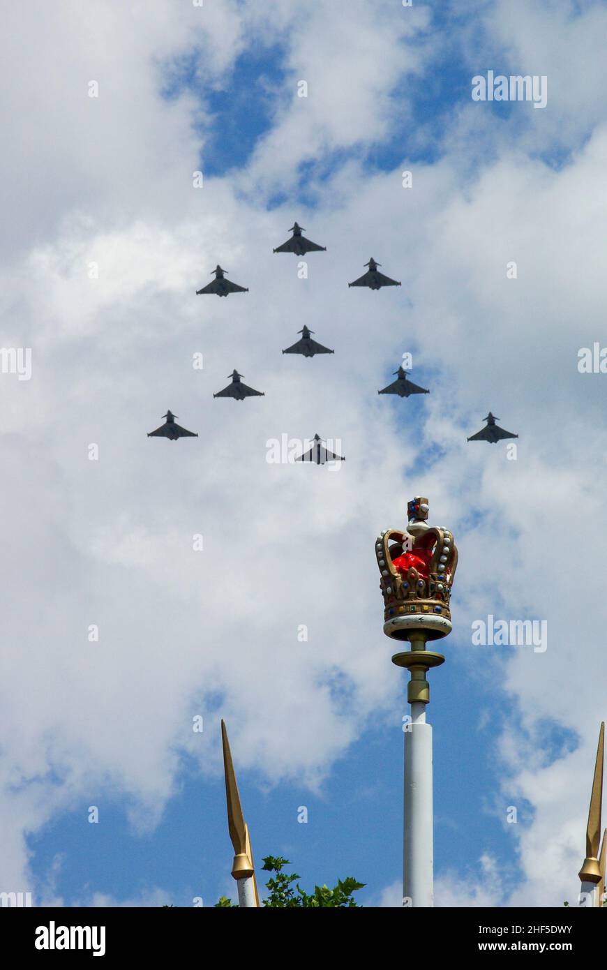 Große Formation von Kampfjets der RAF, der Royal Air Force und des ...