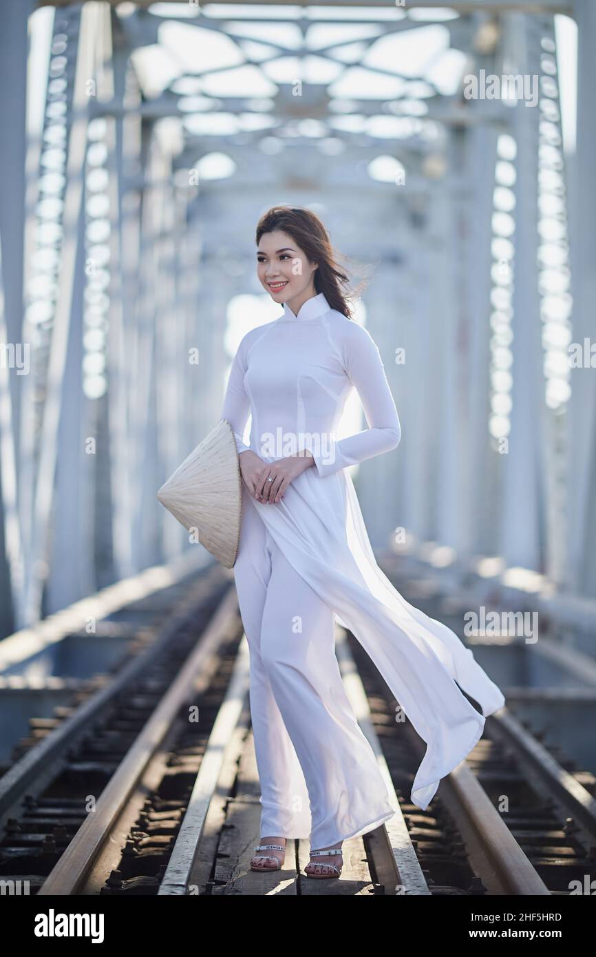 Ho Chi Minh City, Vietnam: Portrait Frauen in weiß AO dai Vietnam, die ...