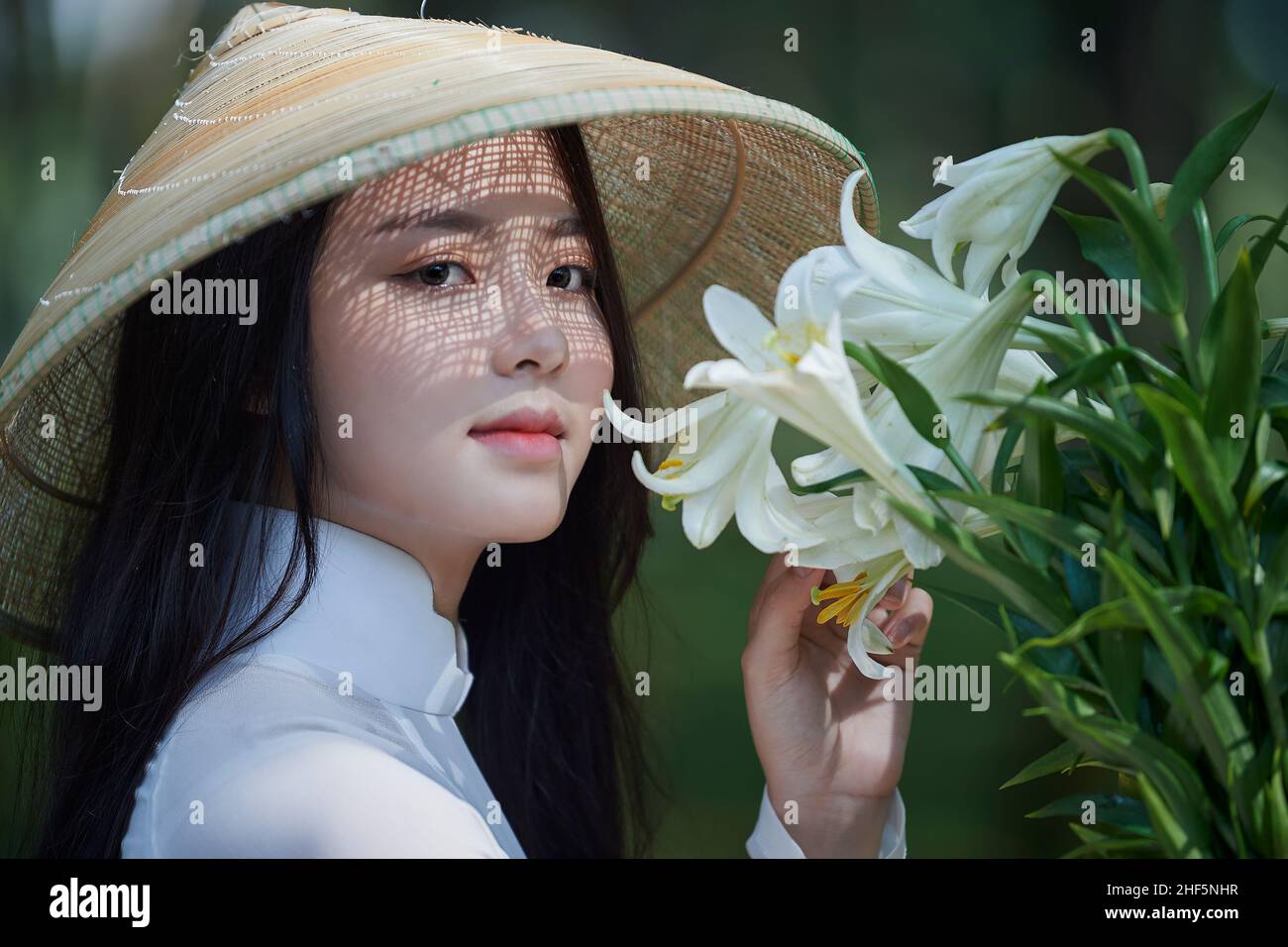 Vietnam traditional dress -Fotos und -Bildmaterial in hoher Auflösung ...