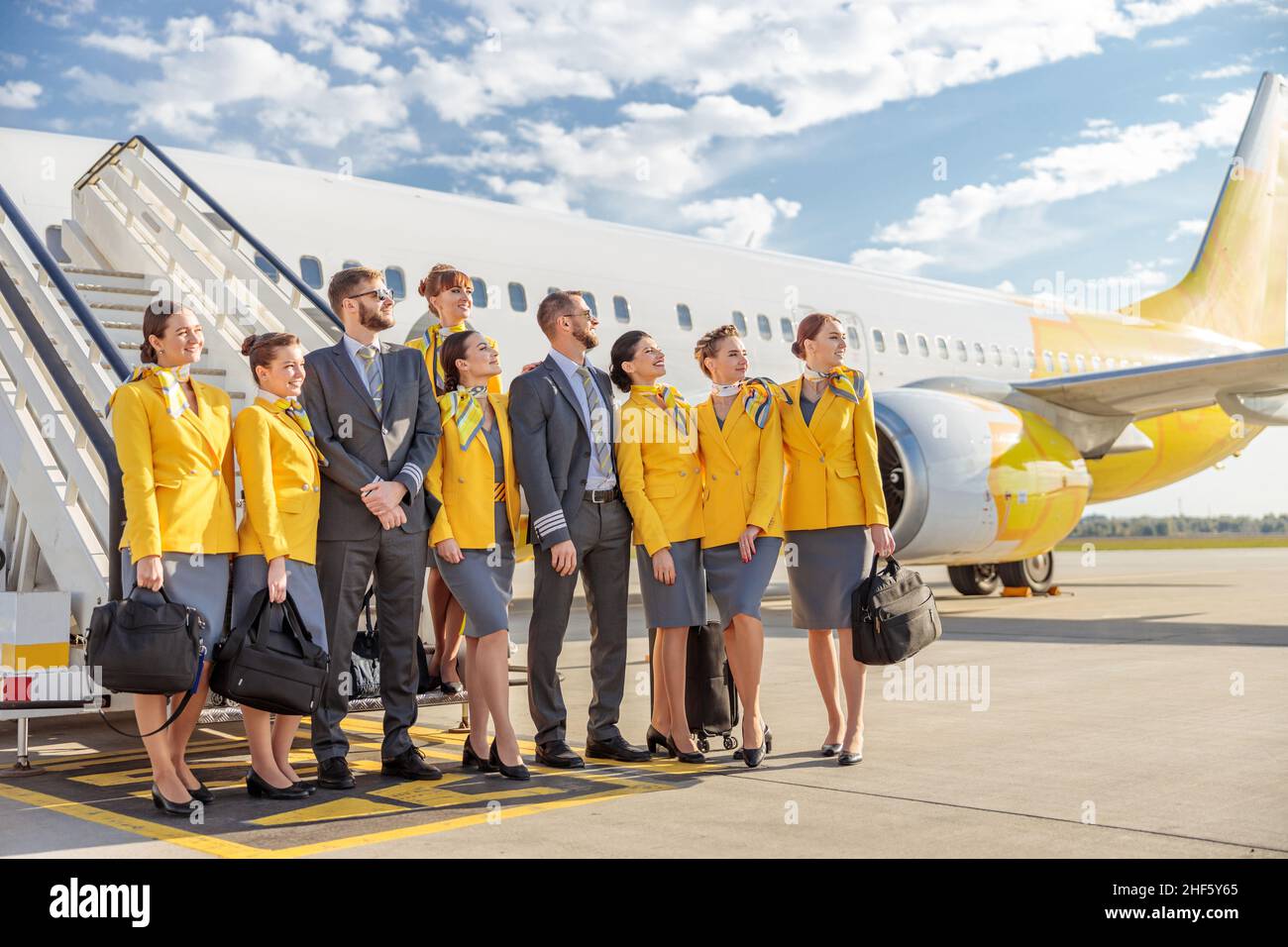 Männliche flugbegleiterin -Fotos und -Bildmaterial in hoher Auflösung ...