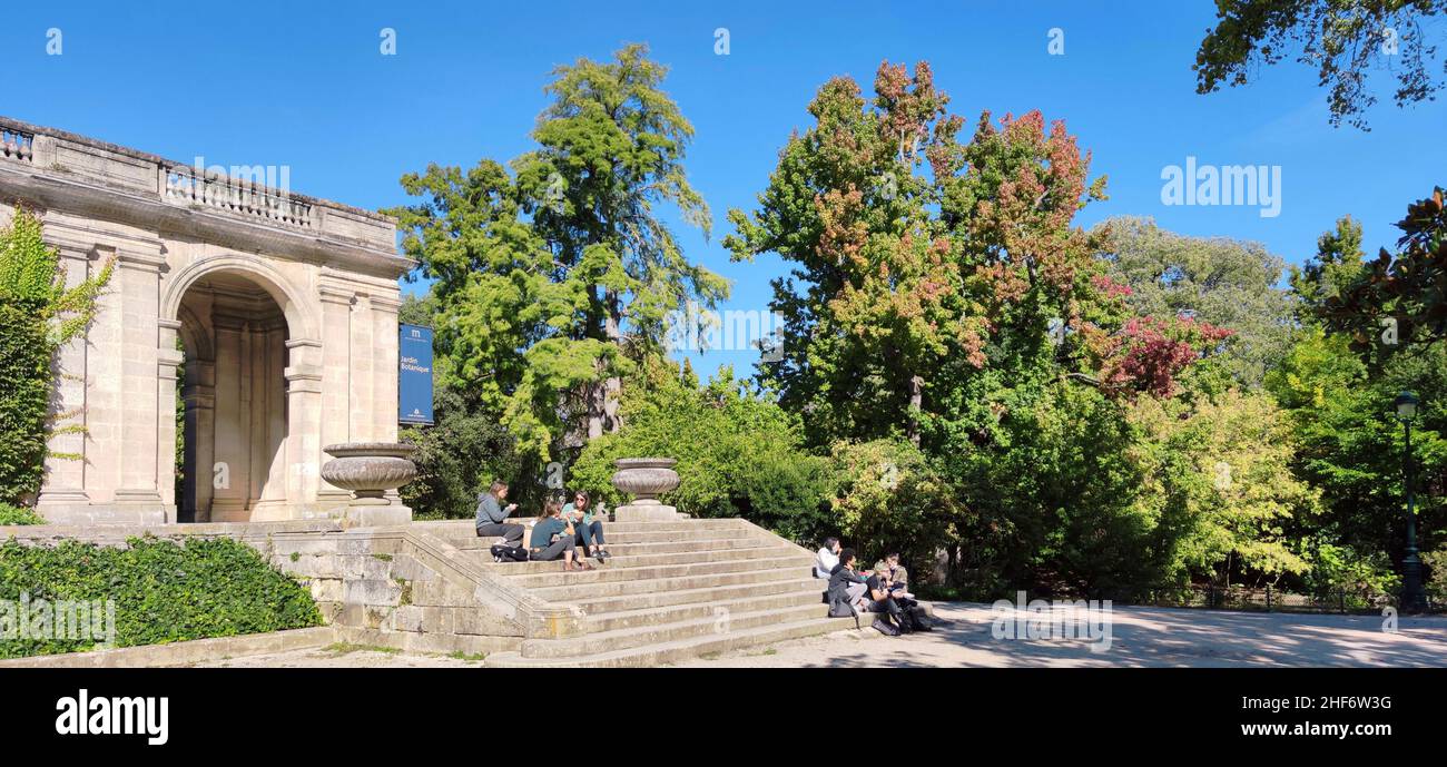 Menschen im torbogen -Fotos und -Bildmaterial in hoher Auflösung – Alamy