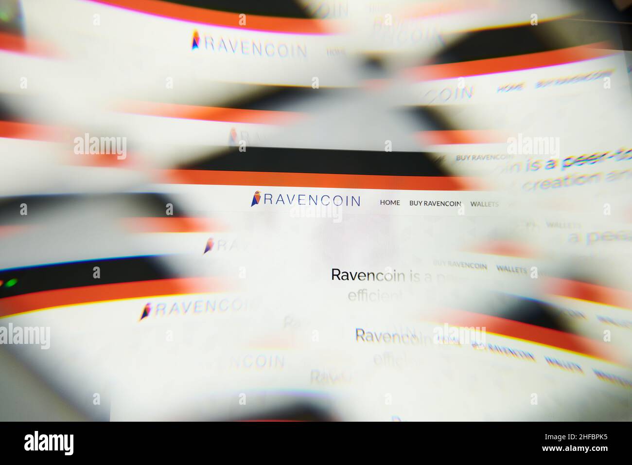 Mailand, Italien - 11. Januar 2022: Ravencoin - RVN-Logo auf dem Laptop ...