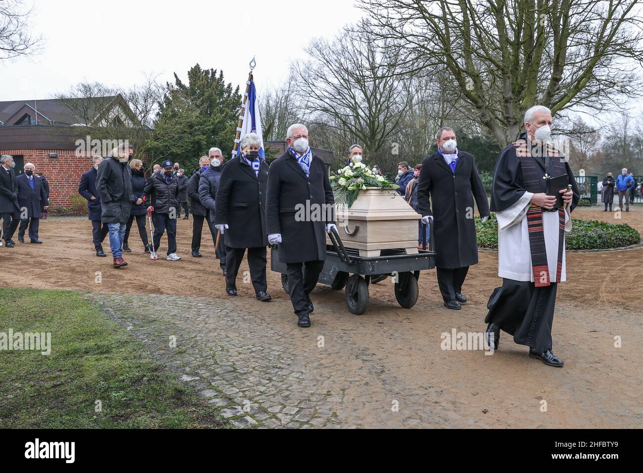 Gelsenkirchen, Deutschland. 15th Januar 2022. Trauernde auf dem Weg zum ...