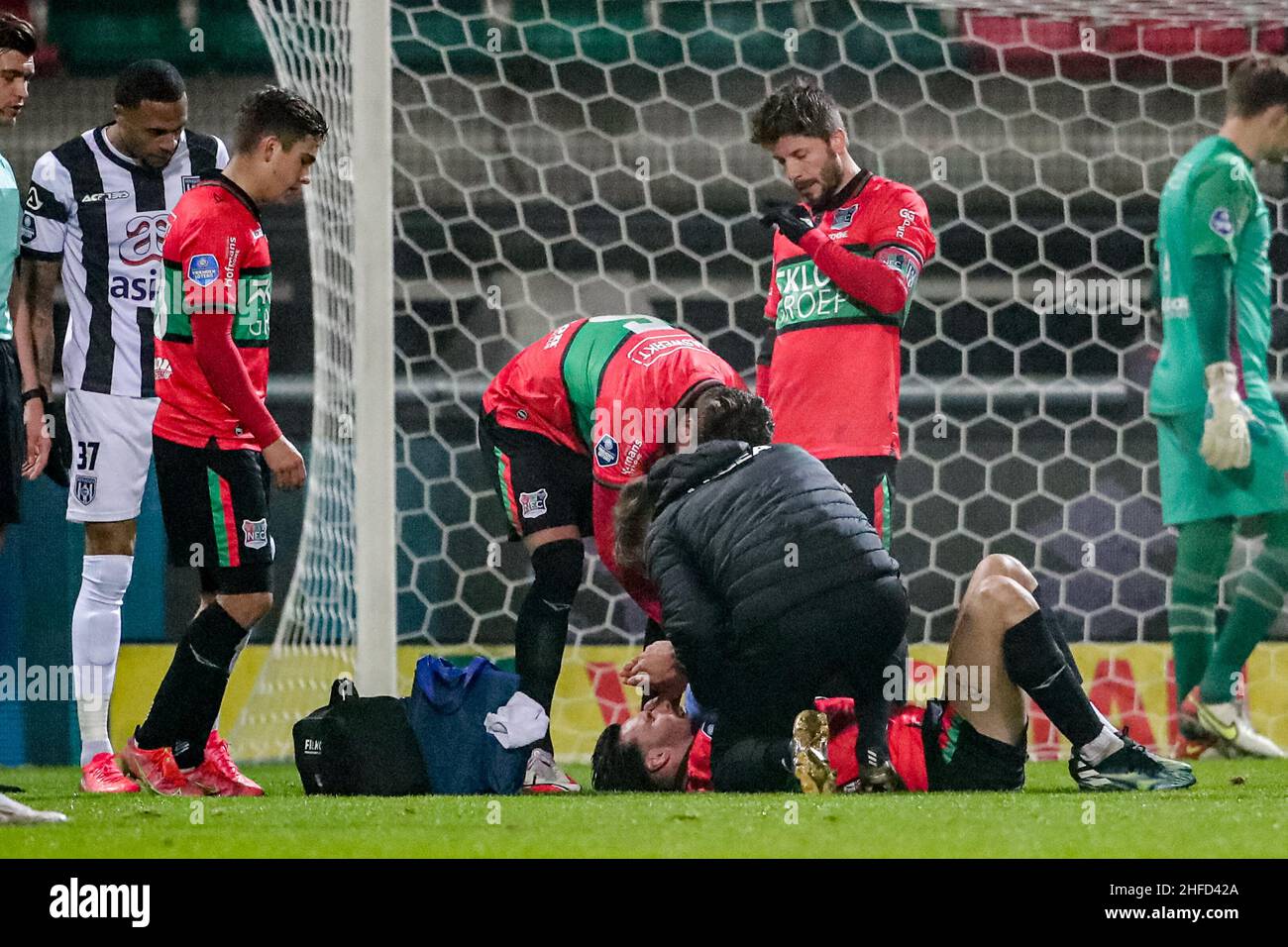 NIJMEGEN, NIEDERLANDE - 15. JANUAR: Ivan Marquez von N.E.C. auf dem Spielfeld verletzt, Bart van ...