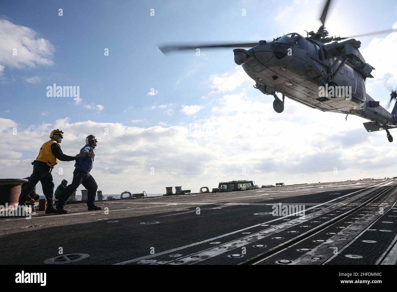 220105-N-ED646-0278- MITTELMEER (JAN 5, 2022) Boatswain's Kumpels 3rd ...