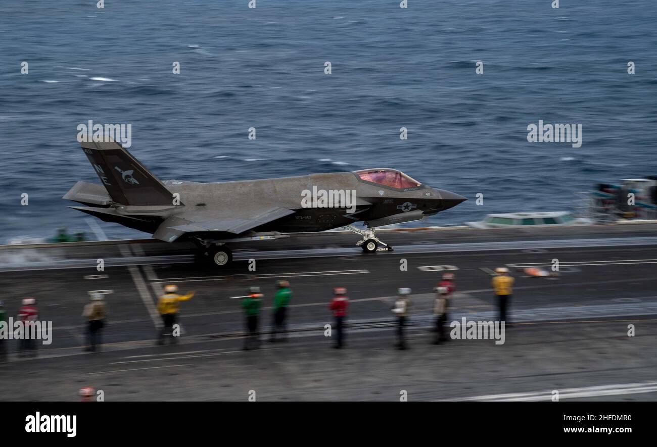 220106-N-PV401-1045 SÜDCHINESISCHES MEER (JAN 14, 2022) eine F-35C Lightning II, die den ...