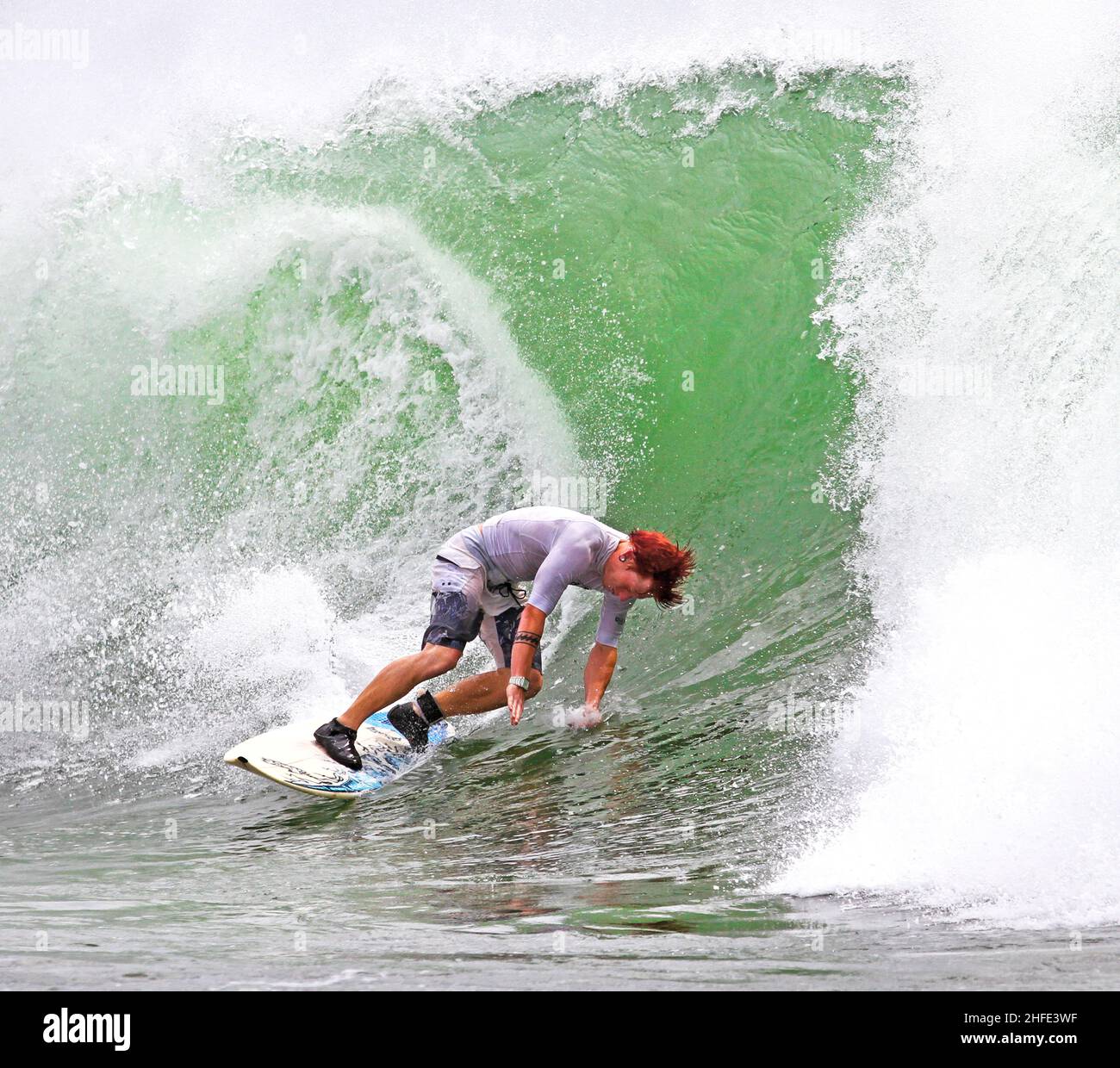 Großer wellensurfer -Fotos und -Bildmaterial in hoher Auflösung – Alamy