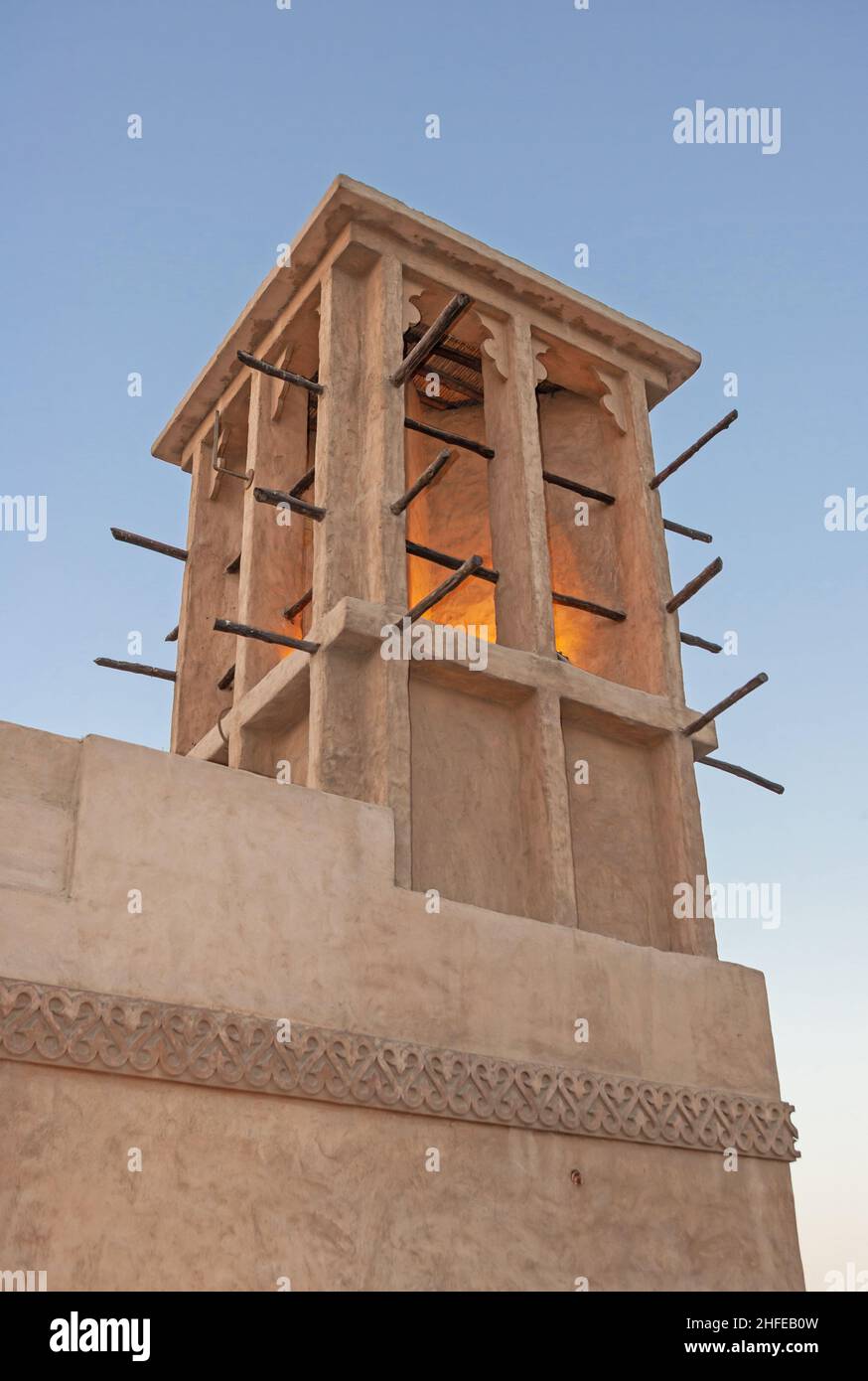 Ein traditioneller Windturm, der am Abend im Dubai Heritage Village in ...