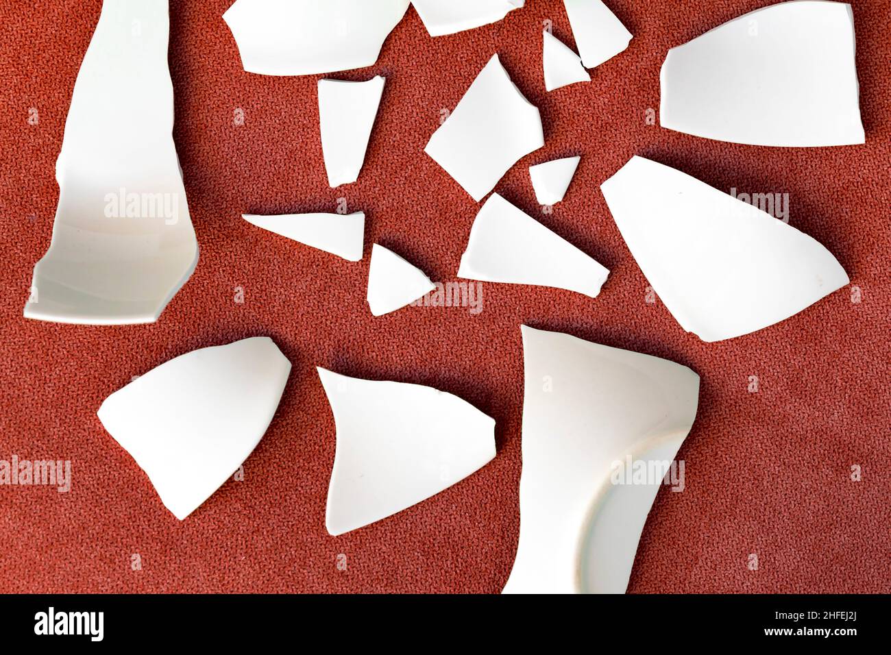 Splitter und Fragmente der zerbrochenen weißen Ware. Metapher eines ...