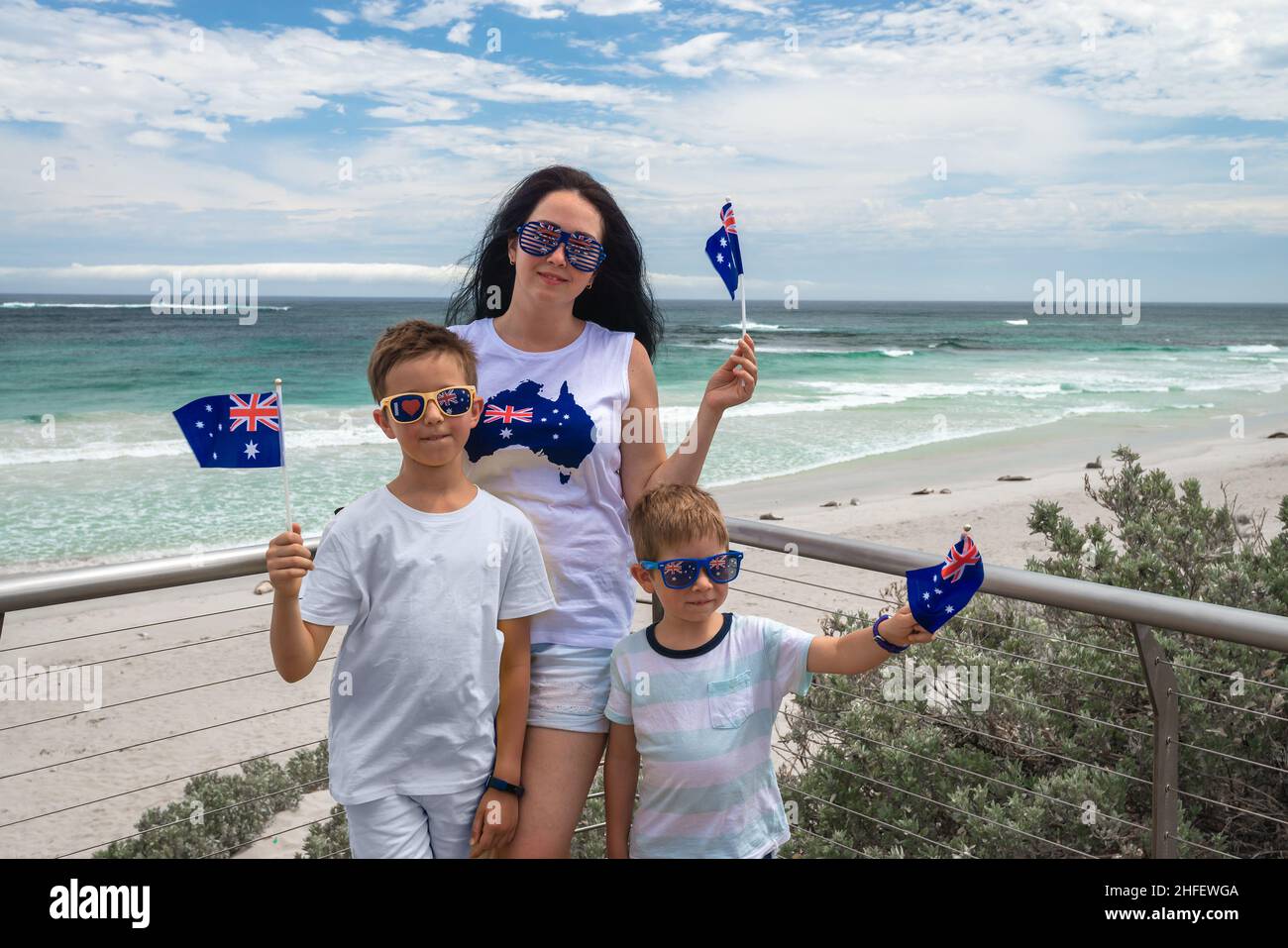 Fröhliche Mutter und Kinder mit australischen Flaggen feiern den ...
