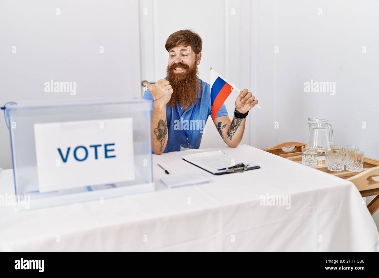 Kaukasischer Mann mit langem Bart bei den politischen Wahlkampfwahlen ...