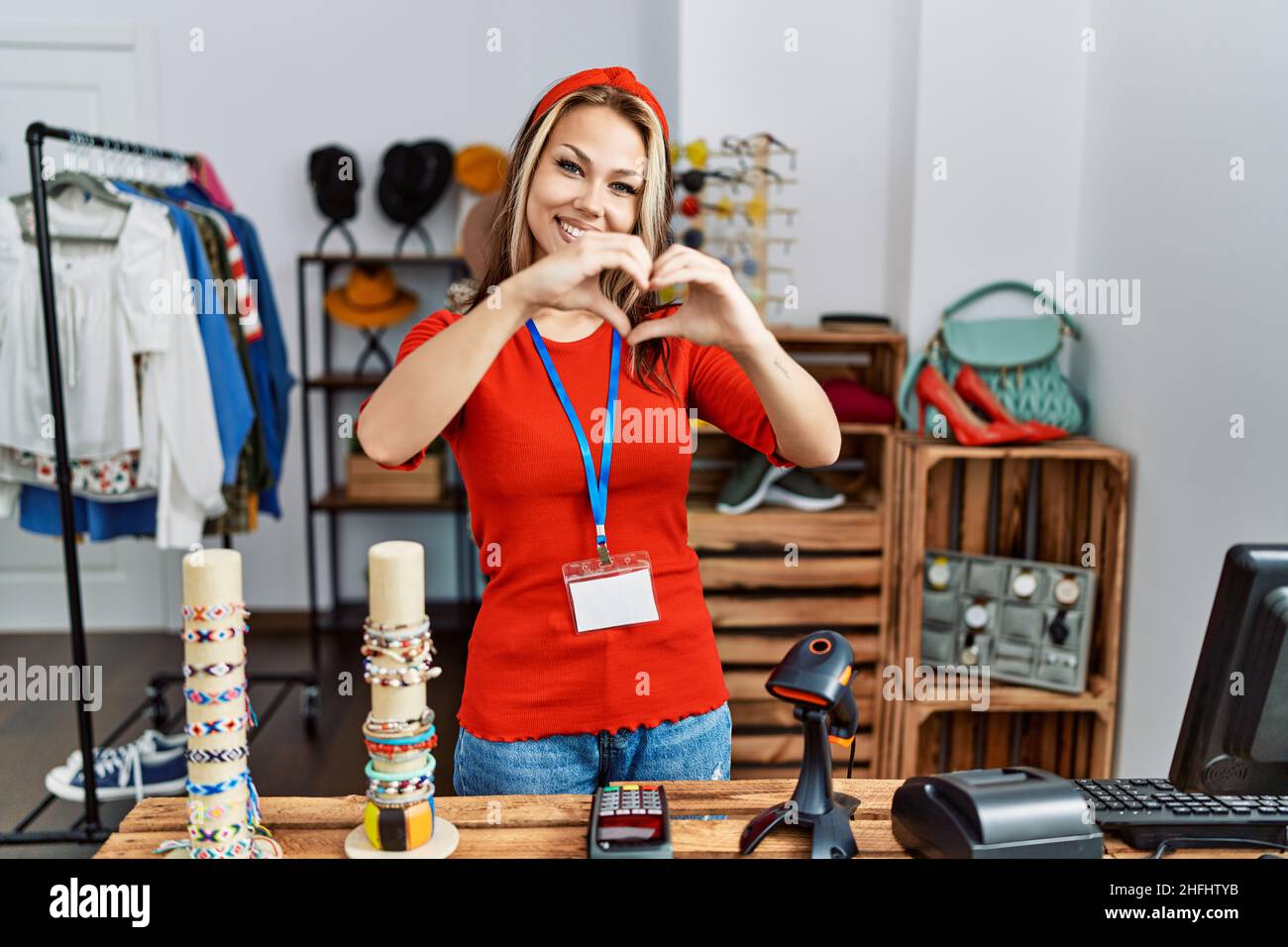 Junge kaukasische Frau, die als Managerin in der Einzelhandelsboutique ... Junge kaukasische Frau, die als Managerin in der Einzelhandelsboutique ...