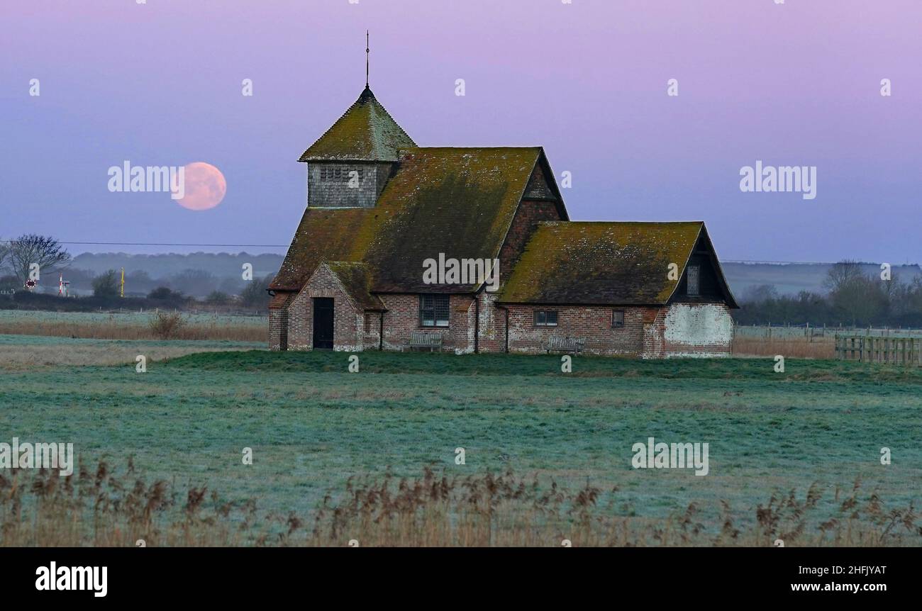 Der Mond untergeht hinter der St. Thomas Becket Kirche in Fairfield ...