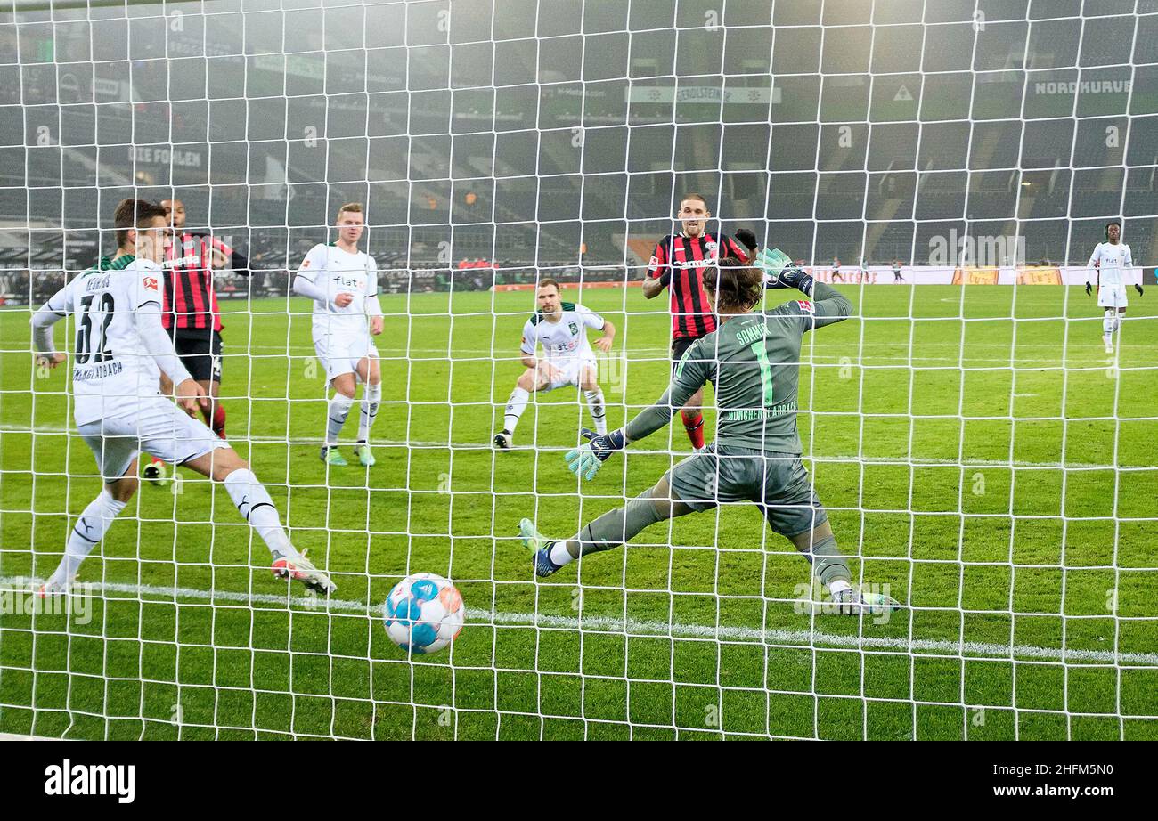 Robert ANDRICH (LEV) schießt das Tor auf 0:1, gegen Florian NEUHAUS l ...