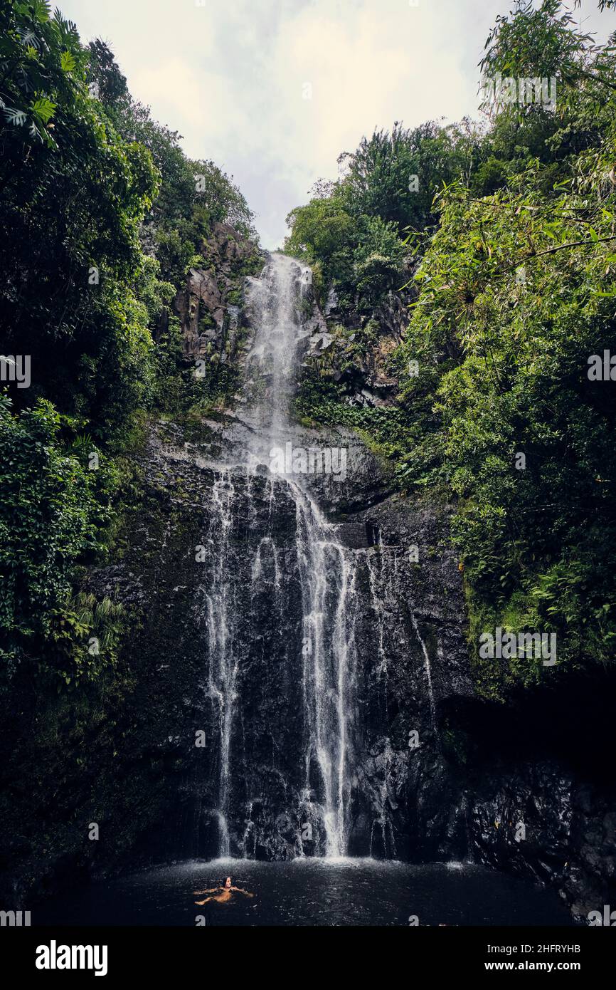 Frau beim baden wasserfall -Fotos und -Bildmaterial in hoher Auflösung ...