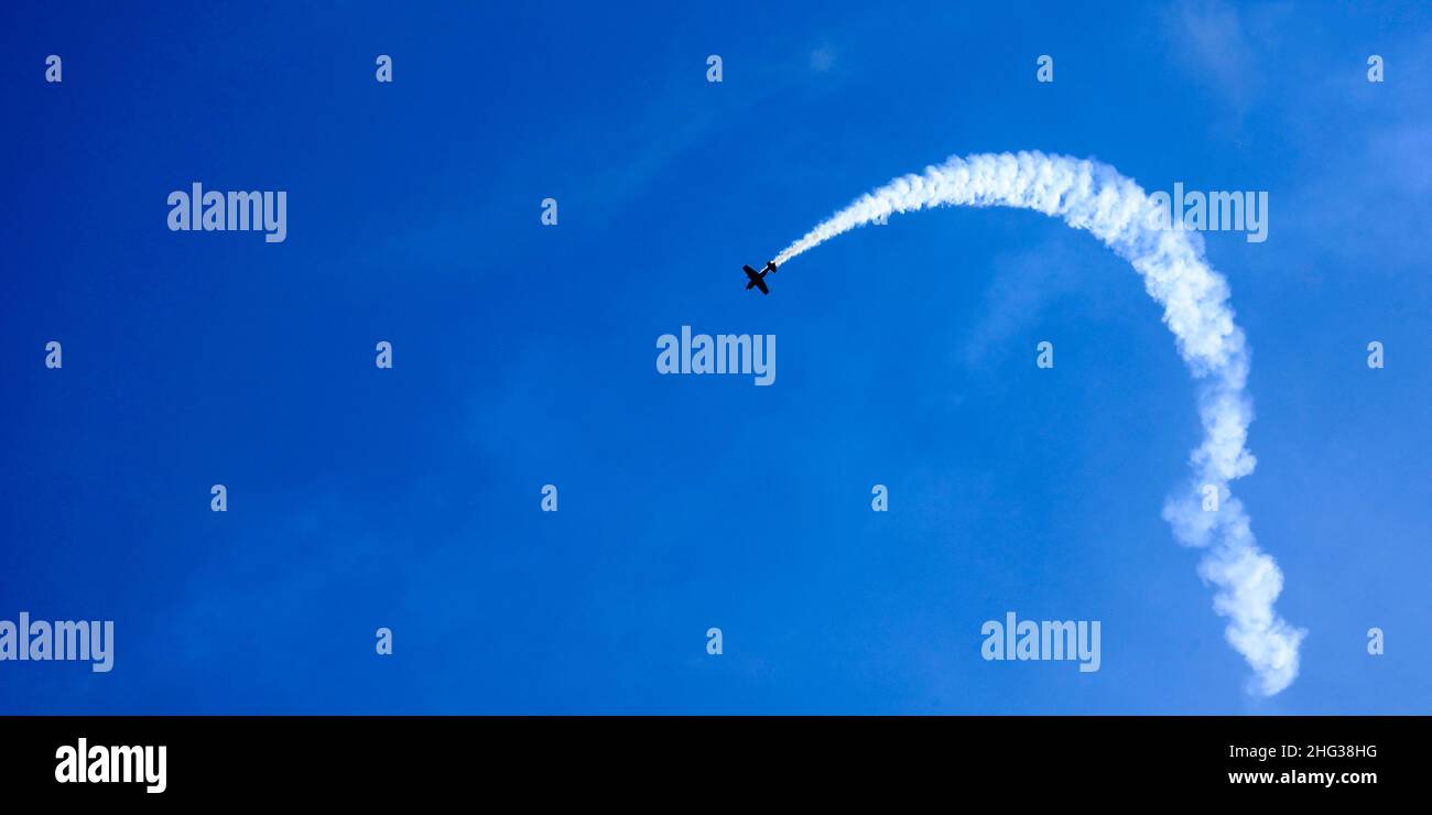 Fliegende Flugzeuge über dem Kopf. Flugzeuge in Formation während eines ...