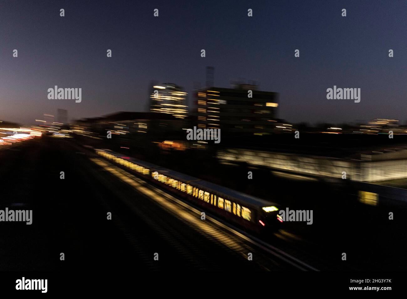 Berlin, Deutschland. 17th Januar 2022. Die Ringbahn steigt zur blauen ...