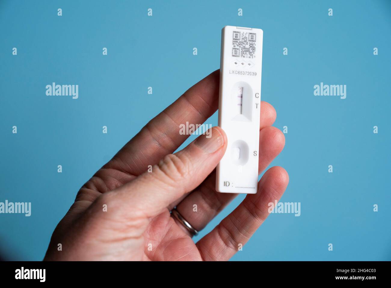 Ein schneller Covid-19-Antigenschnelltest (Lateral Flow Self Test ...
