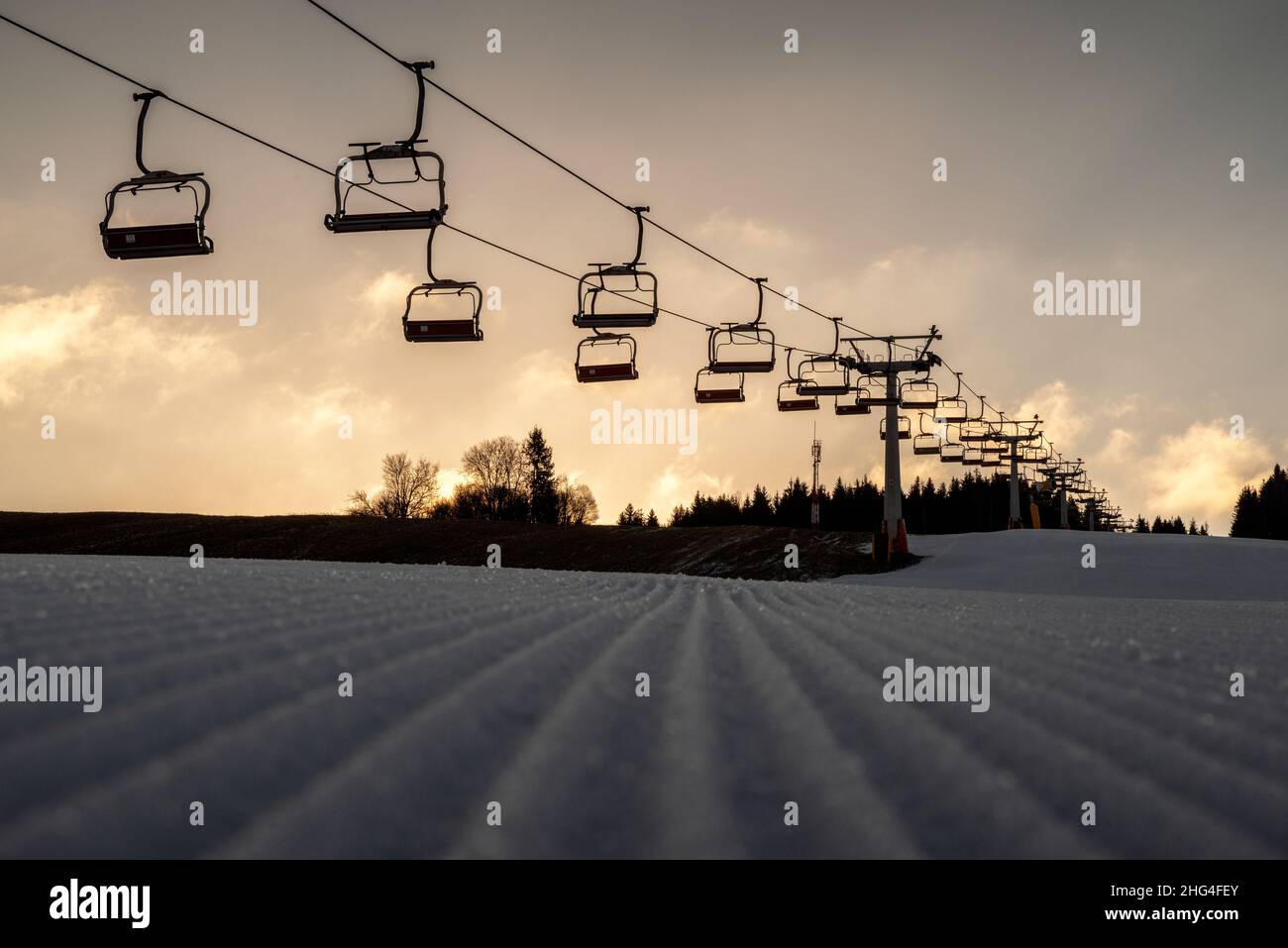 Sessellift mit skipiste und sonne im winter -Fotos und -Bildmaterial in ...