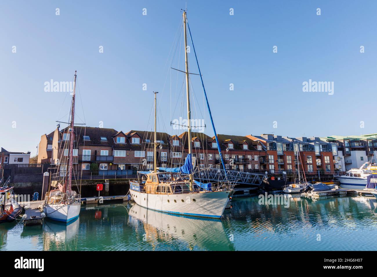 Segelboote, die an Apartments am Wasser in Camber Quay in Portsmouth ...