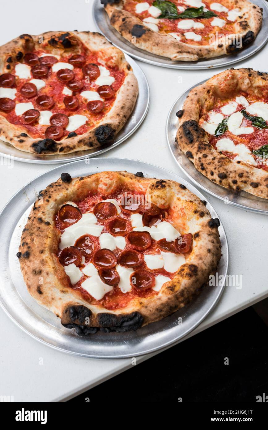 Peperoni pizza torte -Fotos und -Bildmaterial in hoher Auflösung – Alamy