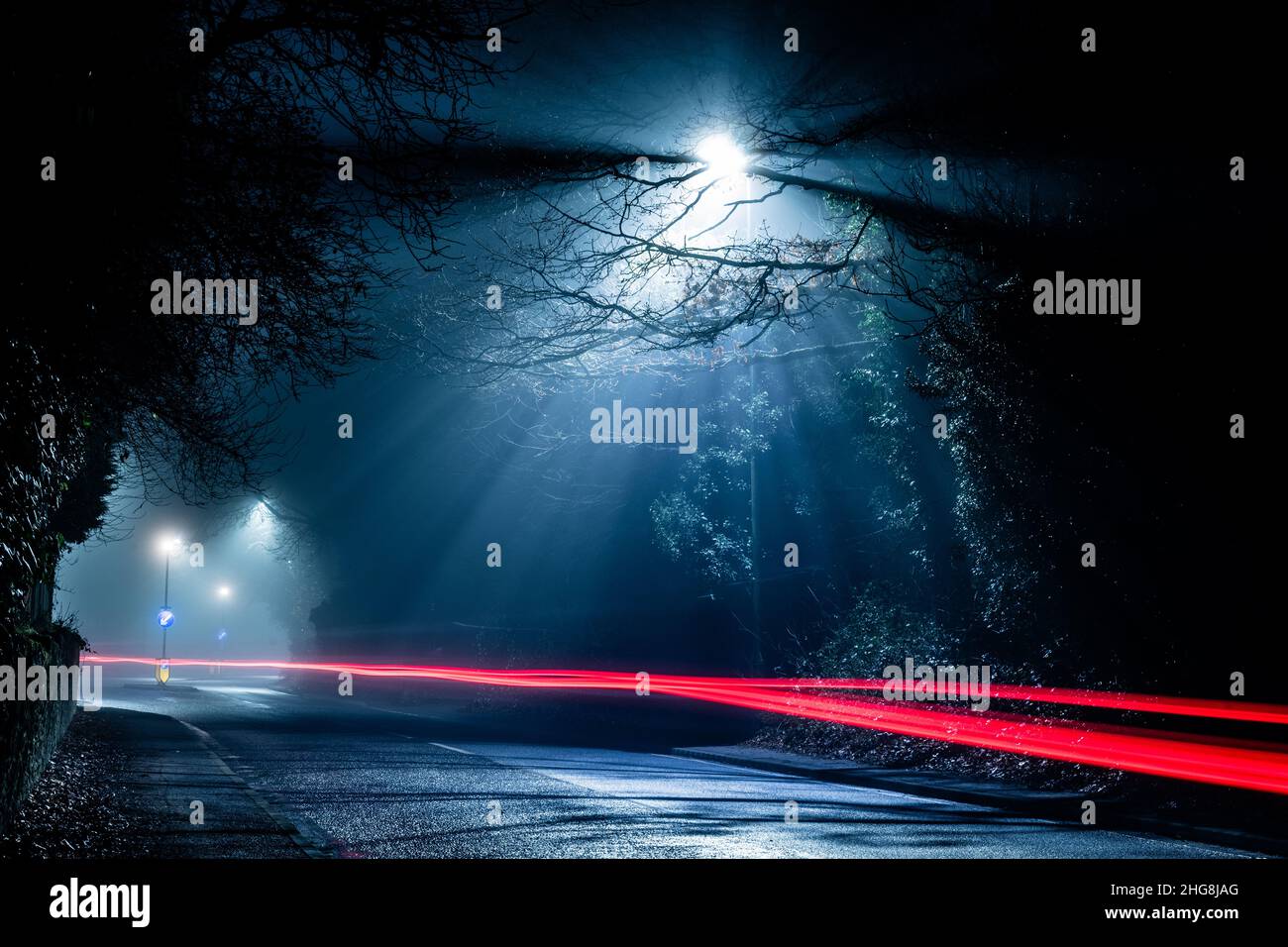 Autolichter im nebel -Fotos und -Bildmaterial in hoher Auflösung – Alamy