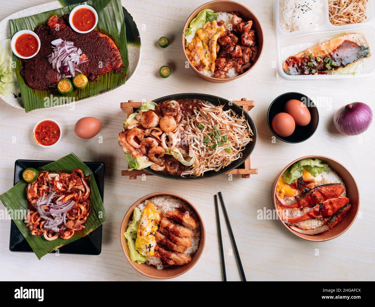 Chinesische Meeresfrüchte voller Tisch Ebi Fry Set, Chicken Don, BBQ ...