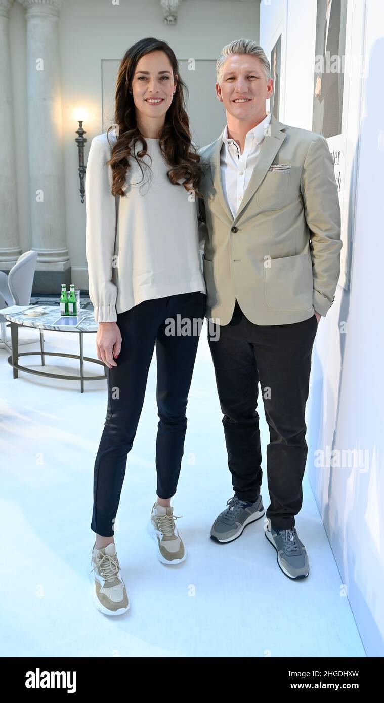 Berlin, Deutschland. 20th Januar 2022. Bastian Schweinsteiger und seine Frau Ana Ivanovic sind ...