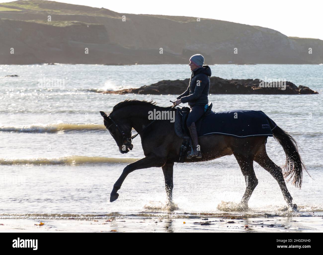 Reiter und pferd am strand -Fotos und -Bildmaterial in hoher Auflösung – Alamy