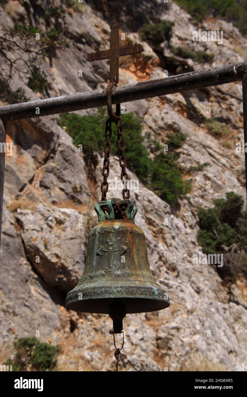 Alte rostige Glocke am Kloster Katholiko auf der Halbinsel Akrotiri auf ...