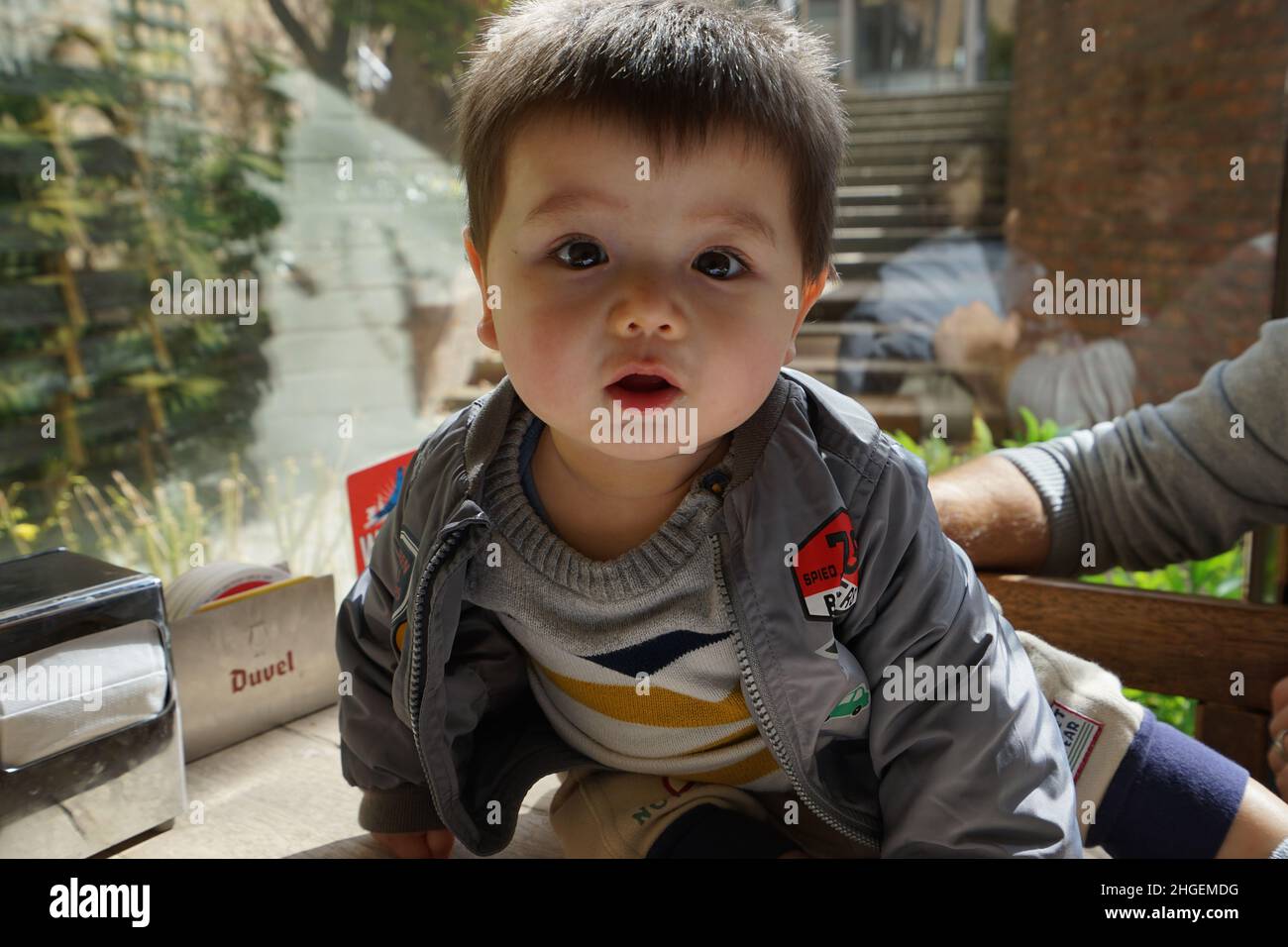 Neugieriges kind -Fotos und -Bildmaterial in hoher Auflösung – Alamy