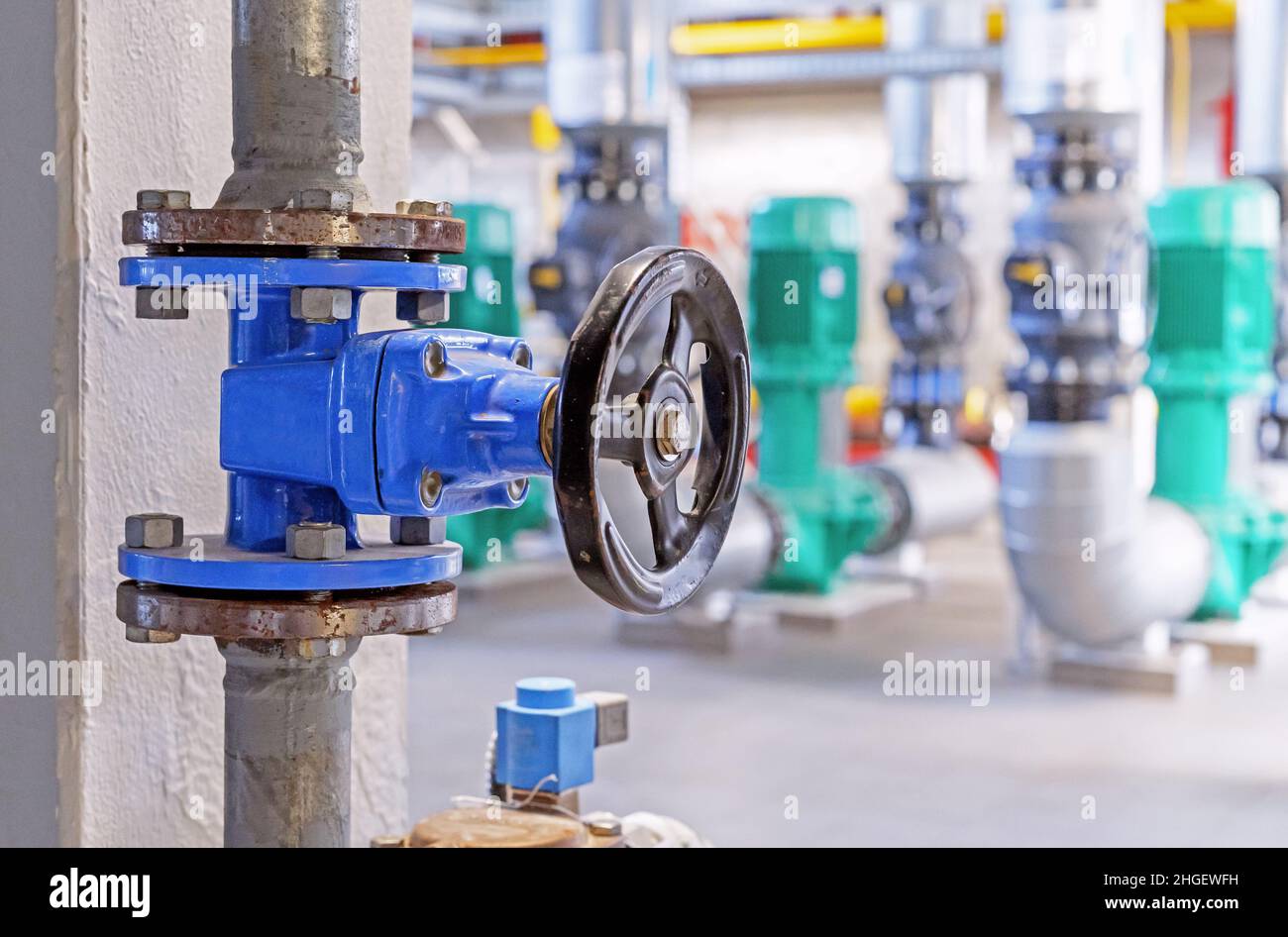 Absperrventile in der Wasserversorgung im Gaskesselraum. Regelventil ...
