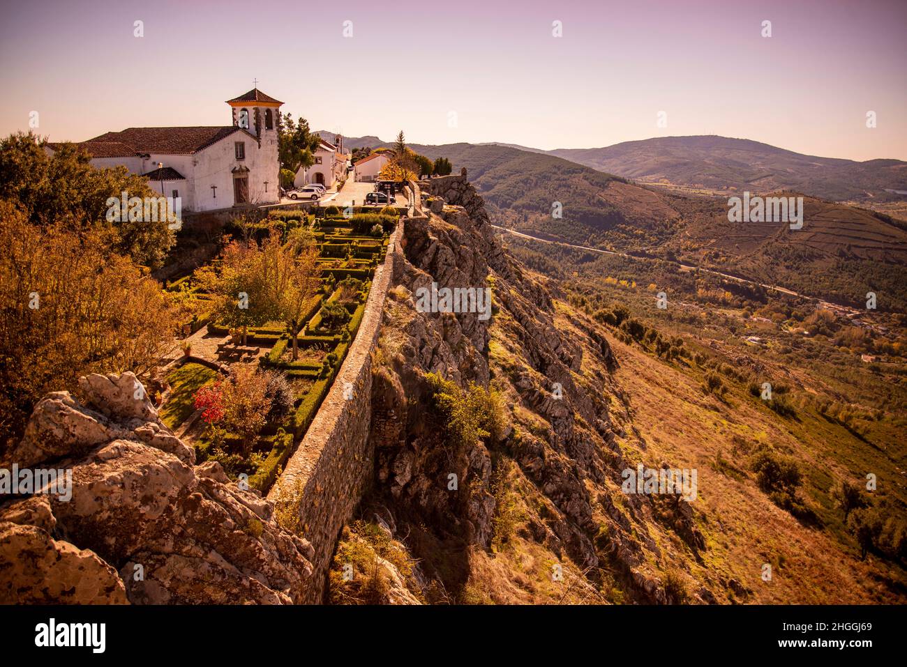 Das Fort und Castelo von Marvao mit der Altstadt des Dorfes Marvao auf dem Hügel von Castelo de ...