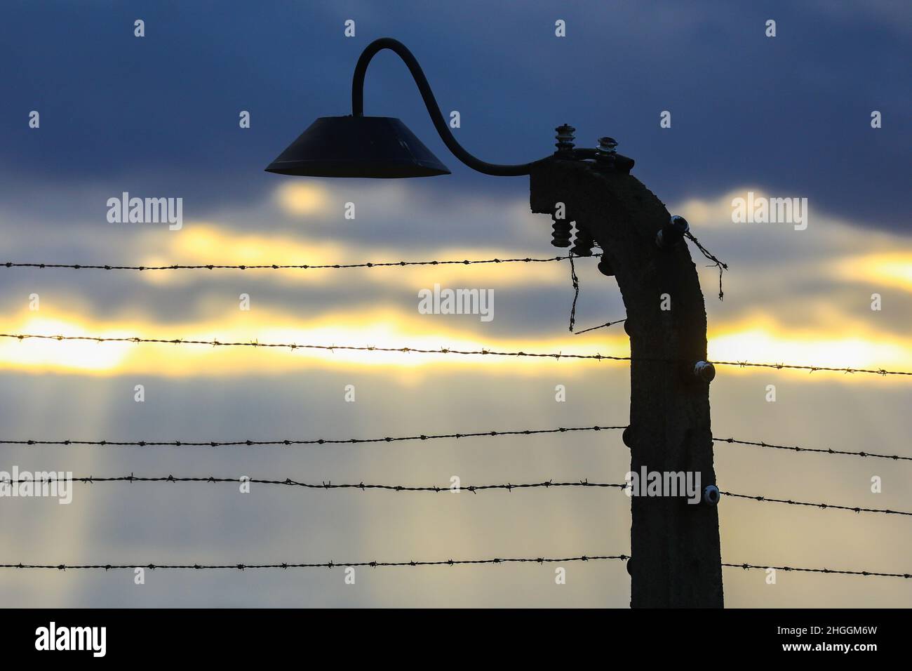 Stacheldrahtzaun und eine Lampe im ehemaligen KZ-Vernichtungslager ...
