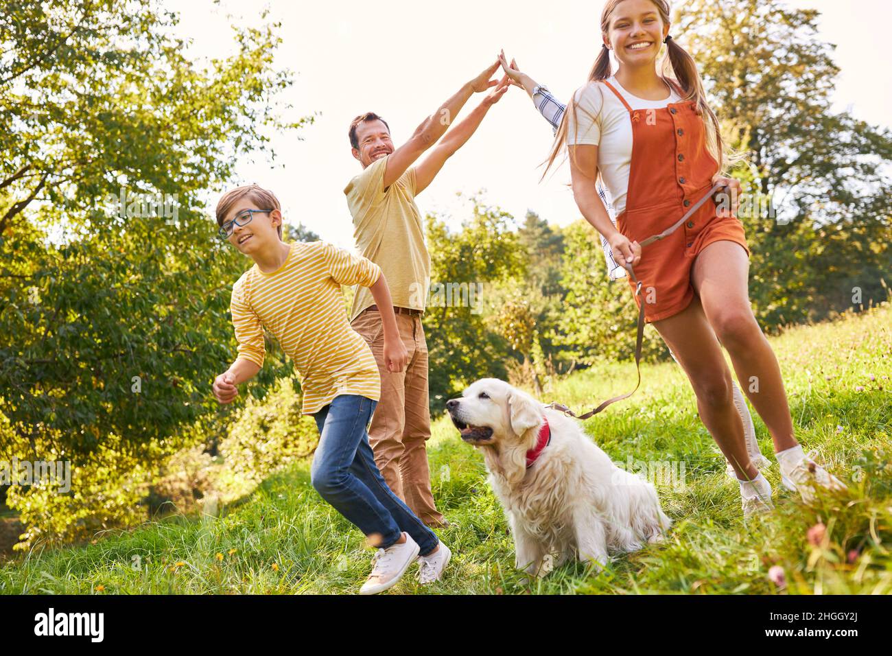 Tochter und ihr hund auf einer wiese -Fotos und -Bildmaterial in hoher ...