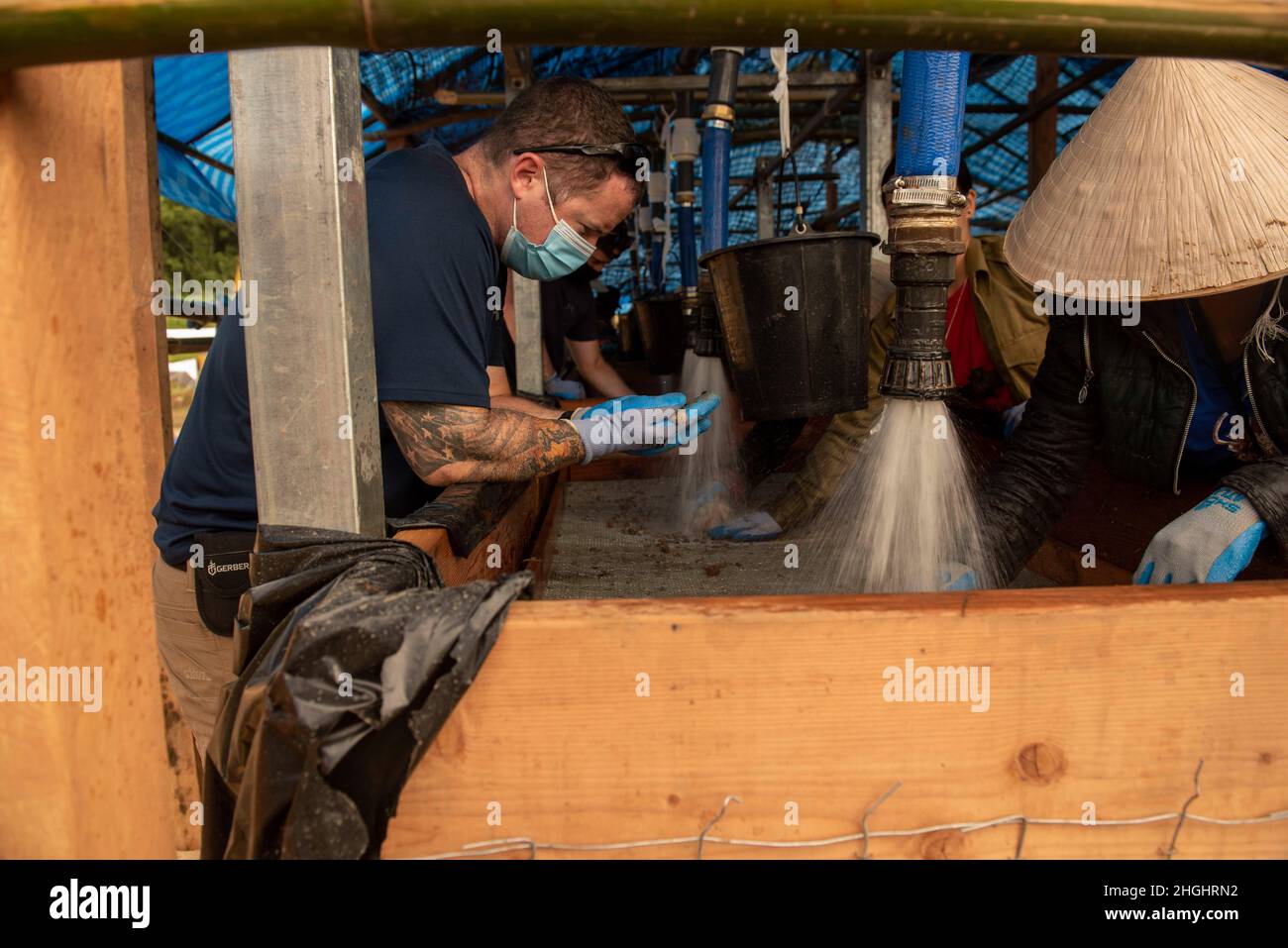US Air Force Tech Sgt. Tanner Tilton, ein Techniker für die Entsorgung ...