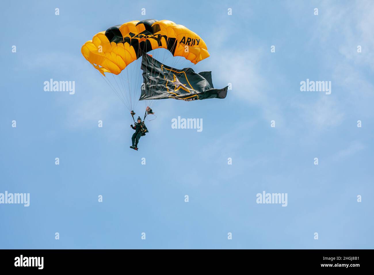 US Army Staff Sgt. Logan Maples, US Army Fallschirmspringer, landet am ...