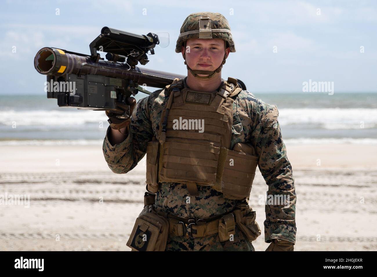 U.S. Marine Corps Sgt. Gerald Carr III hält eine FIM-92 Stinger Missile ...