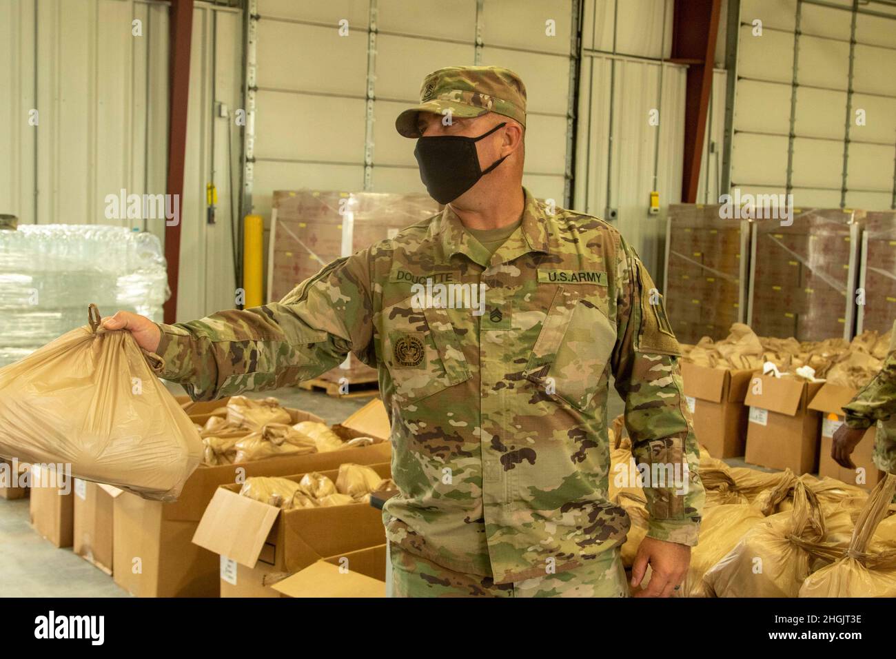 US Army Staff Sgt. Bradley Doucette, der Task Force McCoy zugewiesen, gibt in Fort McCoy ...