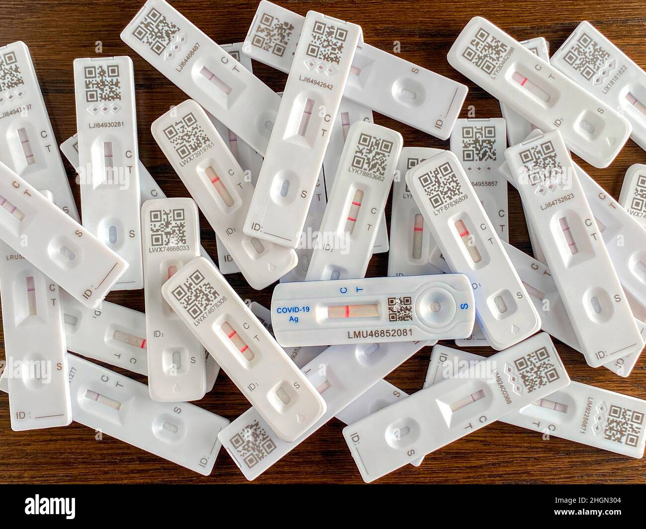 Covid LFT (Lateral Flow Test) zeigt einige positive Ergebnisse. Lateral ...
