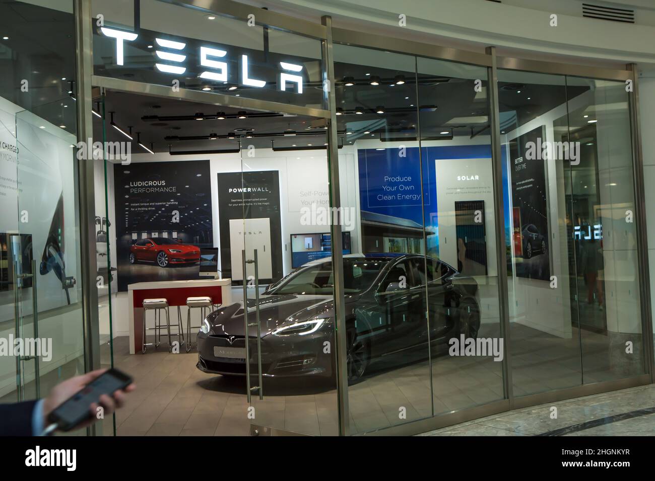 London tesla -Fotos und -Bildmaterial in hoher Auflösung – Alamy