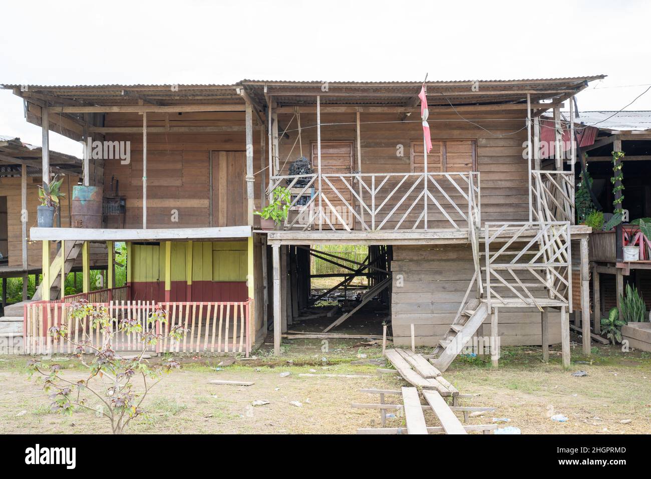 Typische Architektur der Häuser des Dorfes und des amazonas in Santa ...