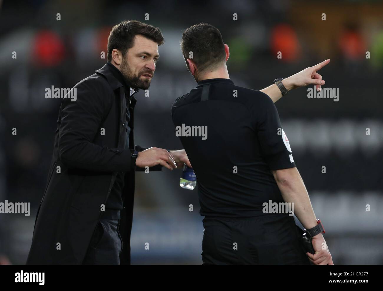 Russell Martin (links), Manager von Swansea City, sprach mit einem ...