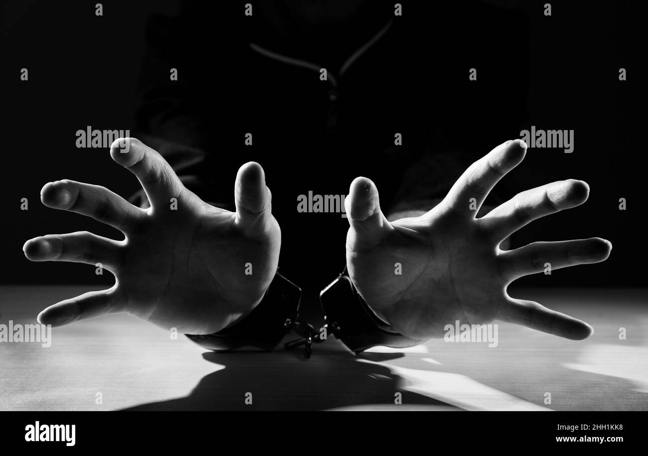 Gefangener mit handschellen Schwarzweiß-Stockfotos und -bilder - Alamy
