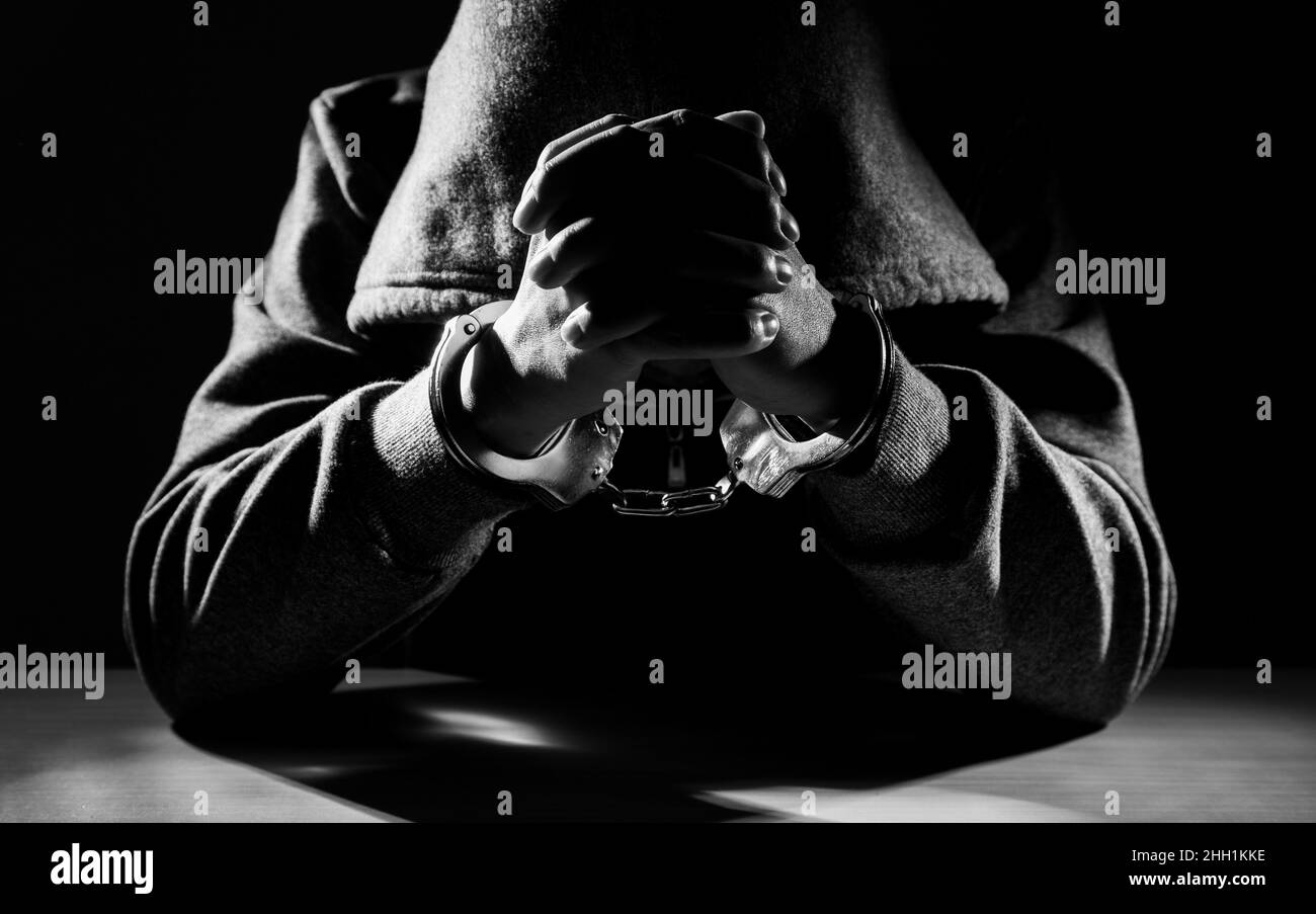 Handschellen mit handschellen Schwarzweiß-Stockfotos und -bilder - Alamy