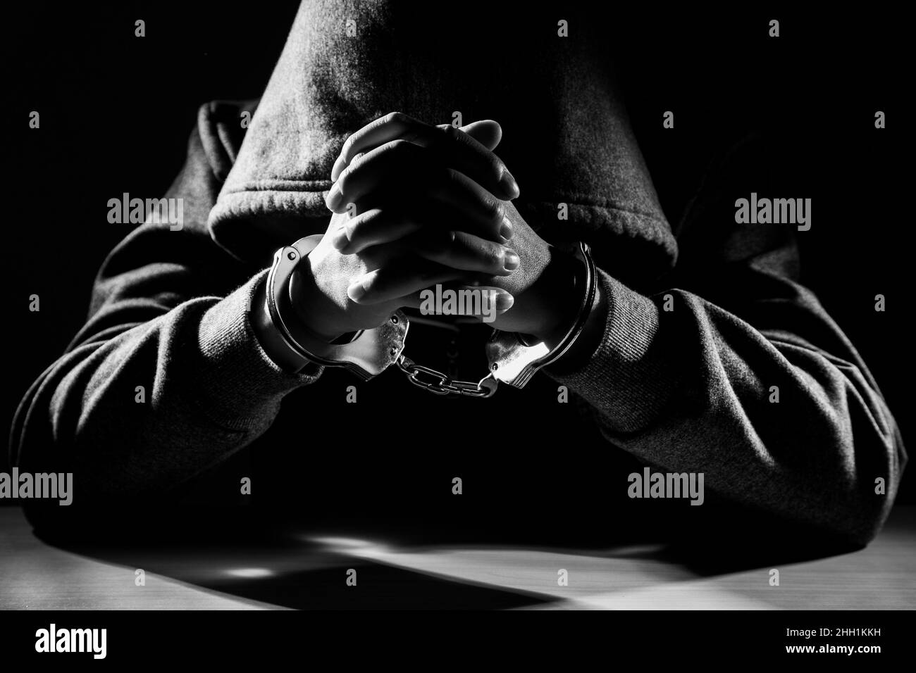Handschellen mit handschellen Schwarzweiß-Stockfotos und -bilder - Alamy